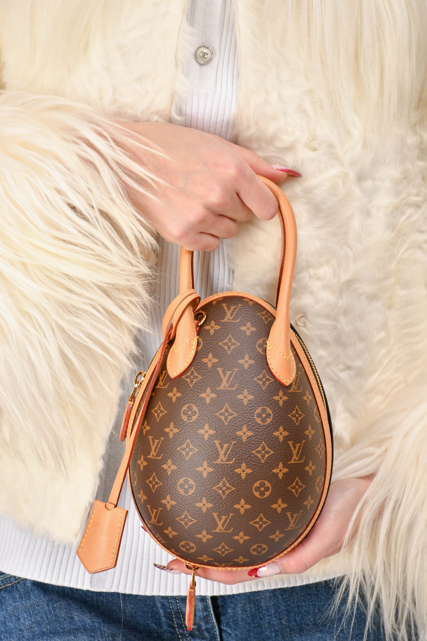 Louis Vuitton 2019 Monogram/Black Leather Egg Top Handle Bag With Chai ...